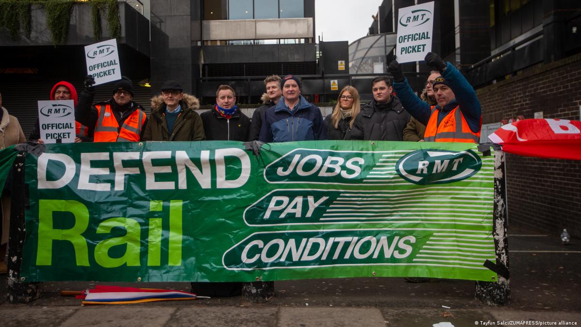 UK: Rail unions ring in the new year with more strikes – DW – 01/03/2023