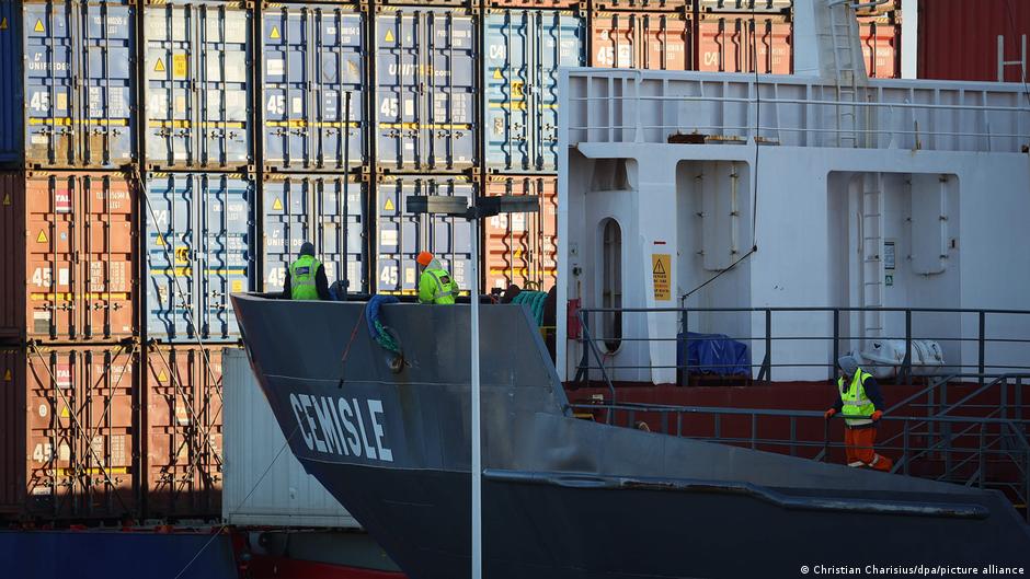 Germany: Key shipping lane reopens after shutdown – DW – 01/03/2023