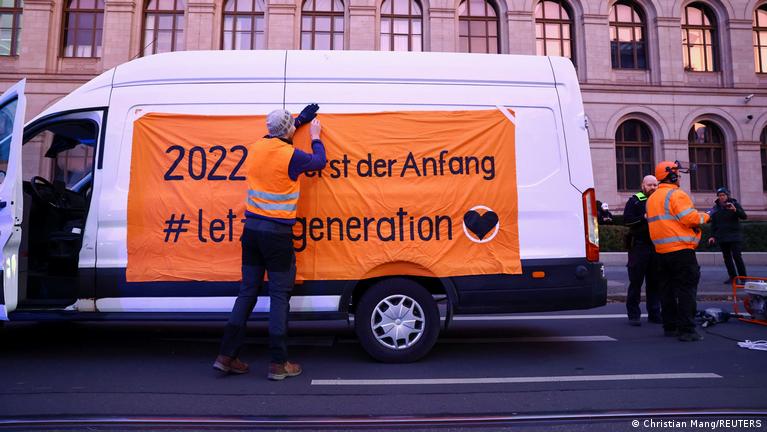 Germany: Climate activists block streets in Berlin – DW – 01/04/2023