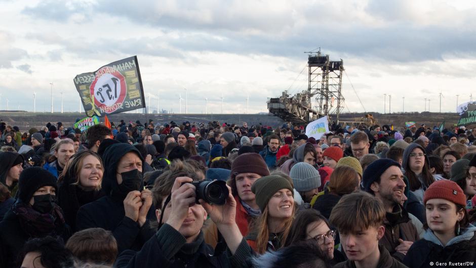 Activists in western Germany protest against coal mine – DW – 01/09/2023
