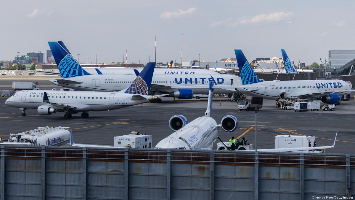 US flights disruption caused by procedural error, says FAA – DW – 01/13 ...