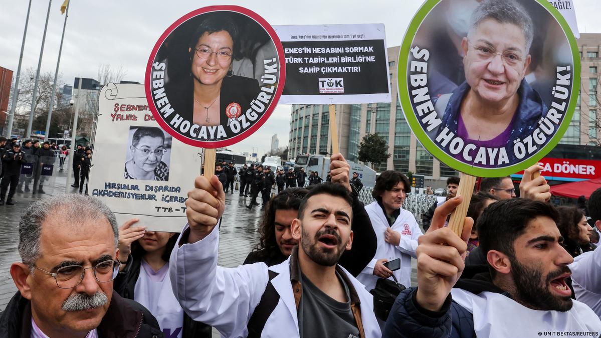 Turkey convicts doctor on terror propaganda charges – DW – 01/11/2023