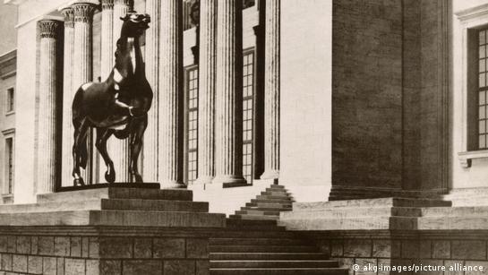 Hitler's bronze stallions unveiled in Berlin – DW – 09/09/2023