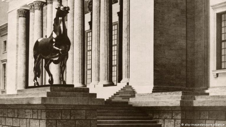 Hitler's bronze stallions unveiled in Berlin – DW – 09/09/2023