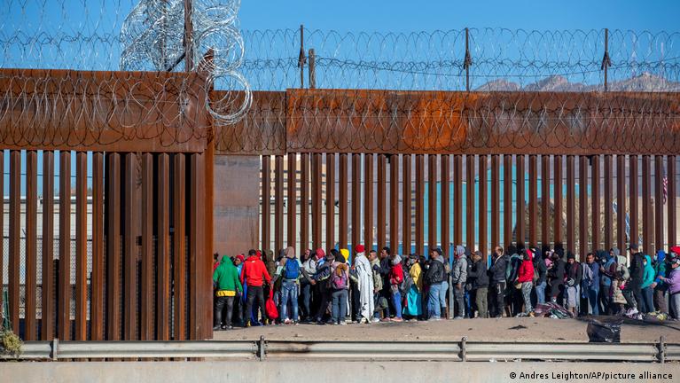 US opens online applications for migrants at Mexican border – DW – 01 ...