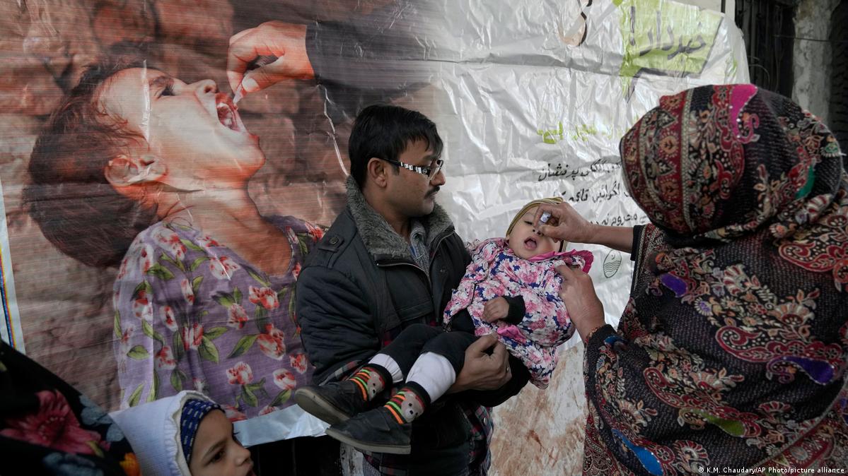 Pakistan: Gunmen kill polio worker and police officer – DW – 09/11/2024