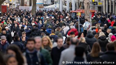 Germany's population grows by 300,000, driven by migration – DW – 01/25 ...