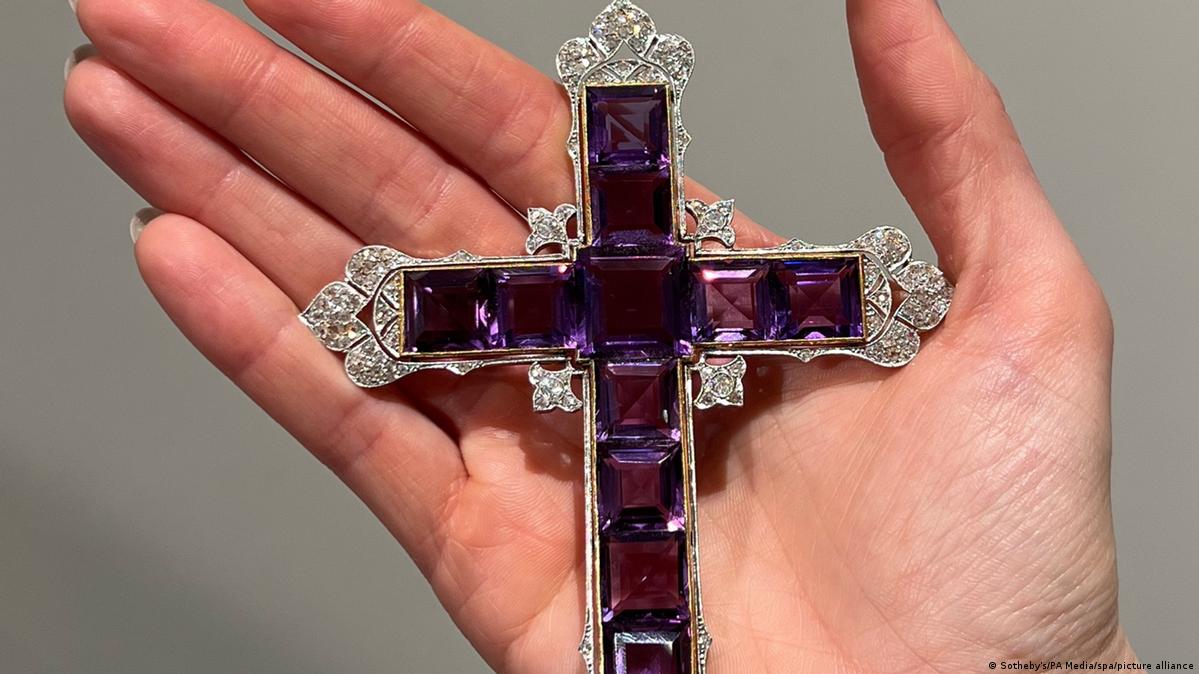 Kim Kardashian compra la cruz de Attallah, joya de Lady Di