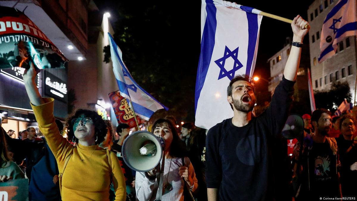Israel: Tens of thousands protest against judicial reforms – DW – 01/22 ...