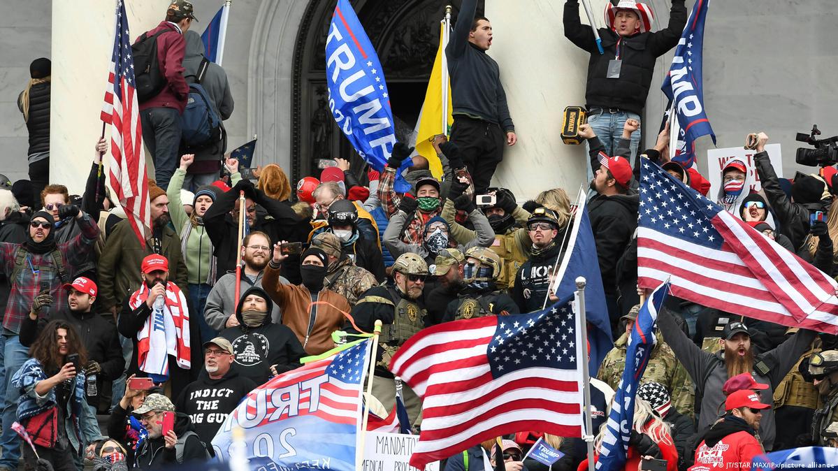 Jury convicts far-right Oath Keepers for US Capitol attack – DW – 01/24 ...