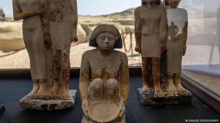 Egypt unveils 4,300-year-old mummy, tombs – DW – 01/26/2023