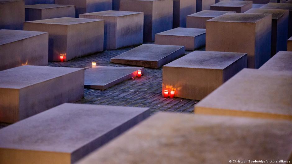 Retour sur la Journée du souvenir de l'Holocauste – DW – 27/01/2023