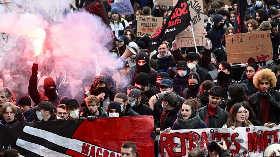 More than a million protest against France's pension reform – DW – 01 ...