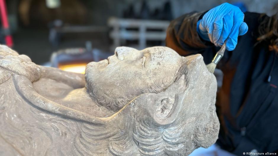 Roma: Estatua de Hércules emerge en reparaciones de drenaje – DW – 01 ...