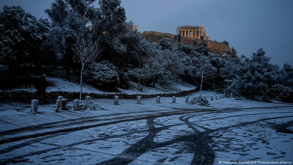 Snow brings Athens to a standstill, touches Acropolis