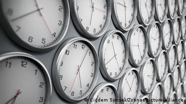 Europe goes into daylight saving time despite controversy – DW – 03/30/2025