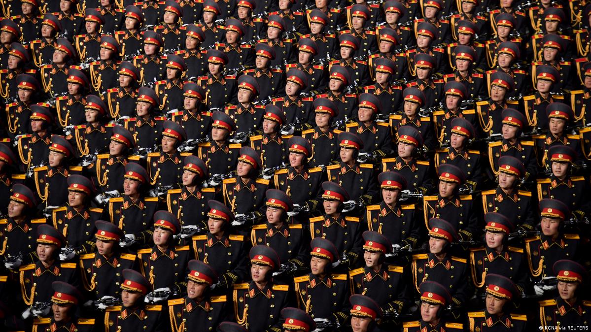 Kim Jong Un supervisa desfile militar en Corea del Norte – DW – 09/02/2023