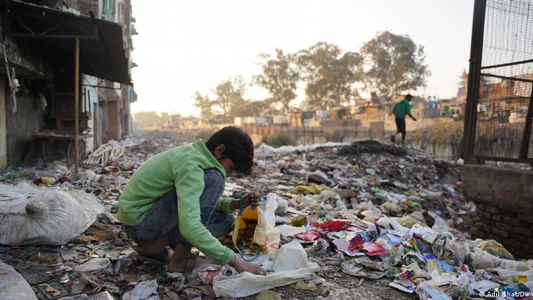 India: E-waste provides poor children a dangerous living – DW – 02/09/2023