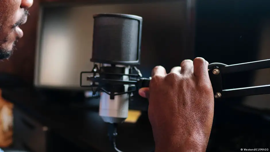 Mental health podcasts: Sharing stories, reducing stigma | Podcasting | DW | 30.01.2024