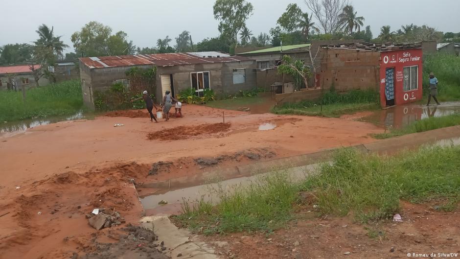 Cheias em Maputo: Milhares de pessoas ainda aguardam resgate – DW – 13 ...