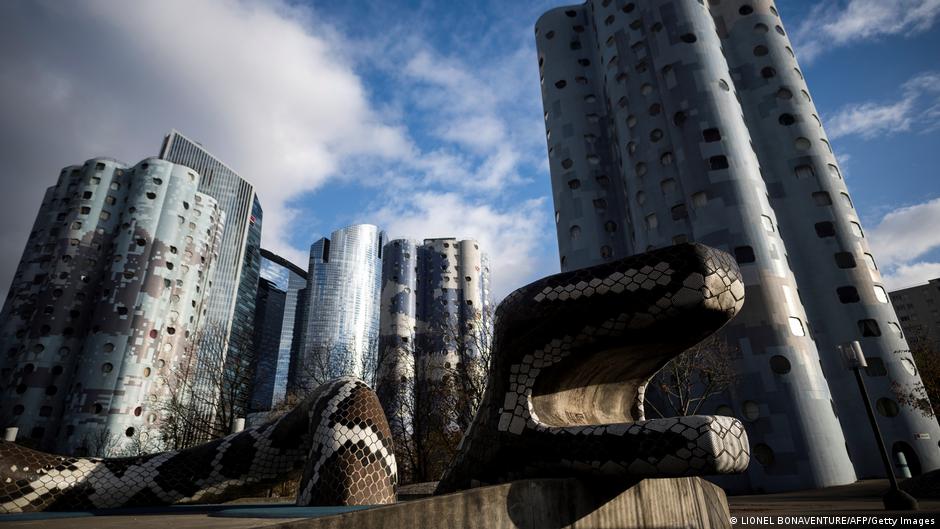 Drug dealers post courtesy note in Paris high-rise — report – DW – 02 ...