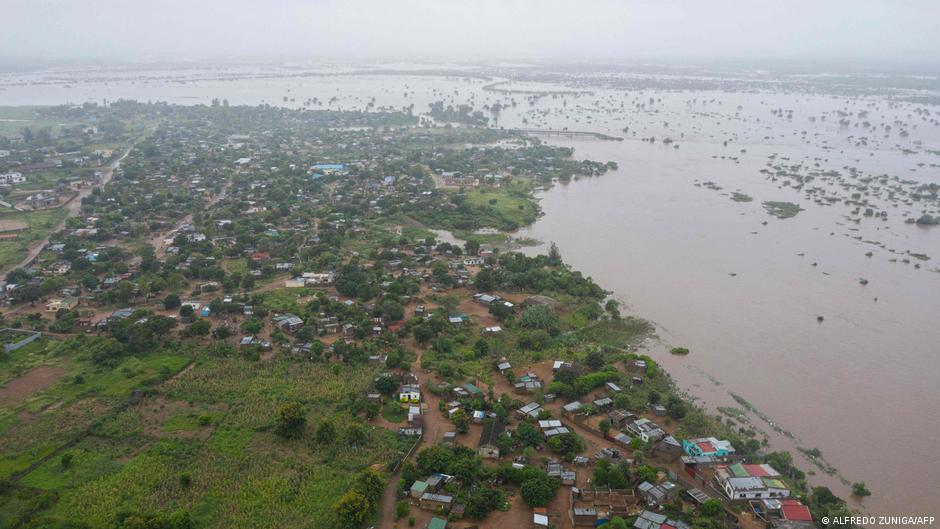 Cheias em Maputo: Província ordena encerramento de escolas – DW – 16/02 ...