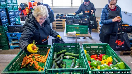 Germany: Food banks turn 30 with no end in sight – DW – 02/26/2023