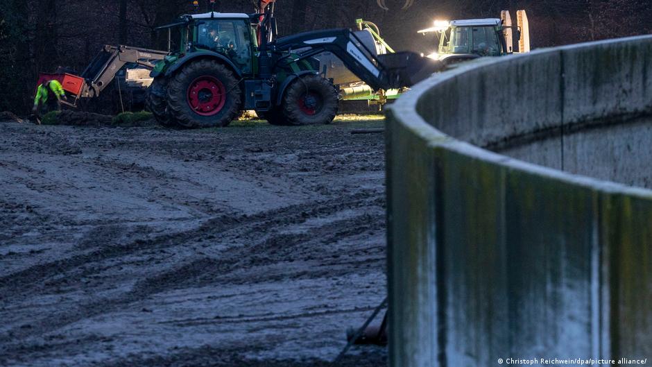 Germany: Pungent slurry leak floods lake, streams near Essen