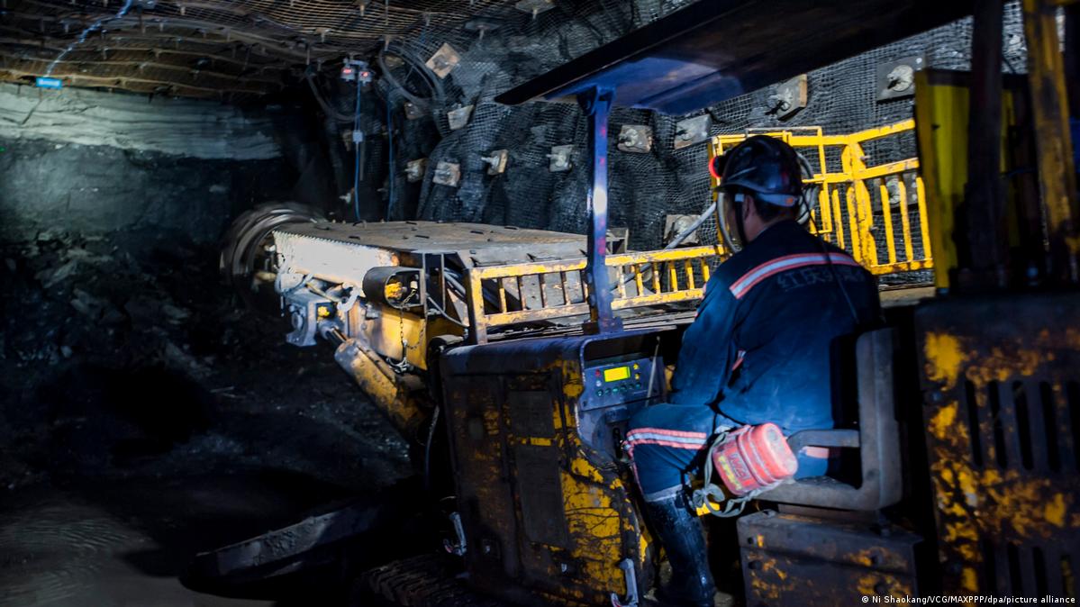 China: More than 50 trapped in mine collapse — state media – DW – 02/22 ...