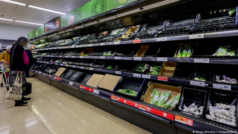 British supermarkets ration vegetable sales amid shortages – DW – 02/22 ...