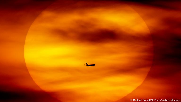 Climate change: How can we make flying greener? – DW – 04/26/2023