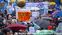 Thousands in Berlin attend 'naive' Ukraine peace rally – DW – 02/25/2023