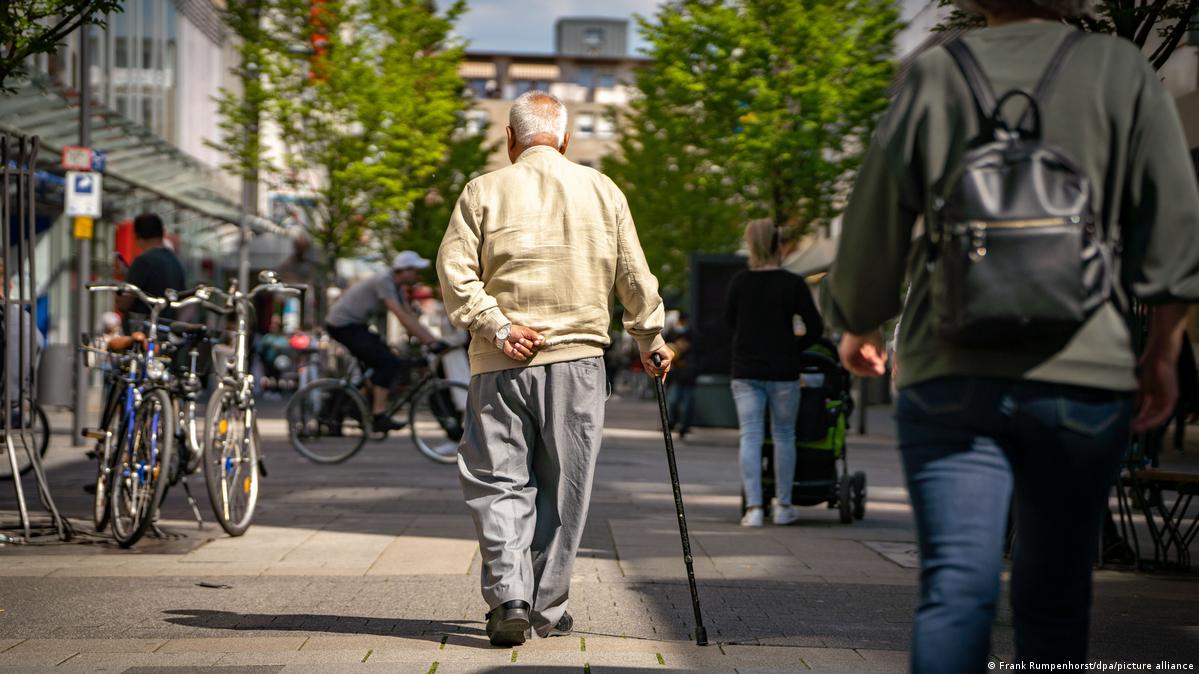 Germany: Seniors feel unheard by politicians — survey – DW – 02/26/2023