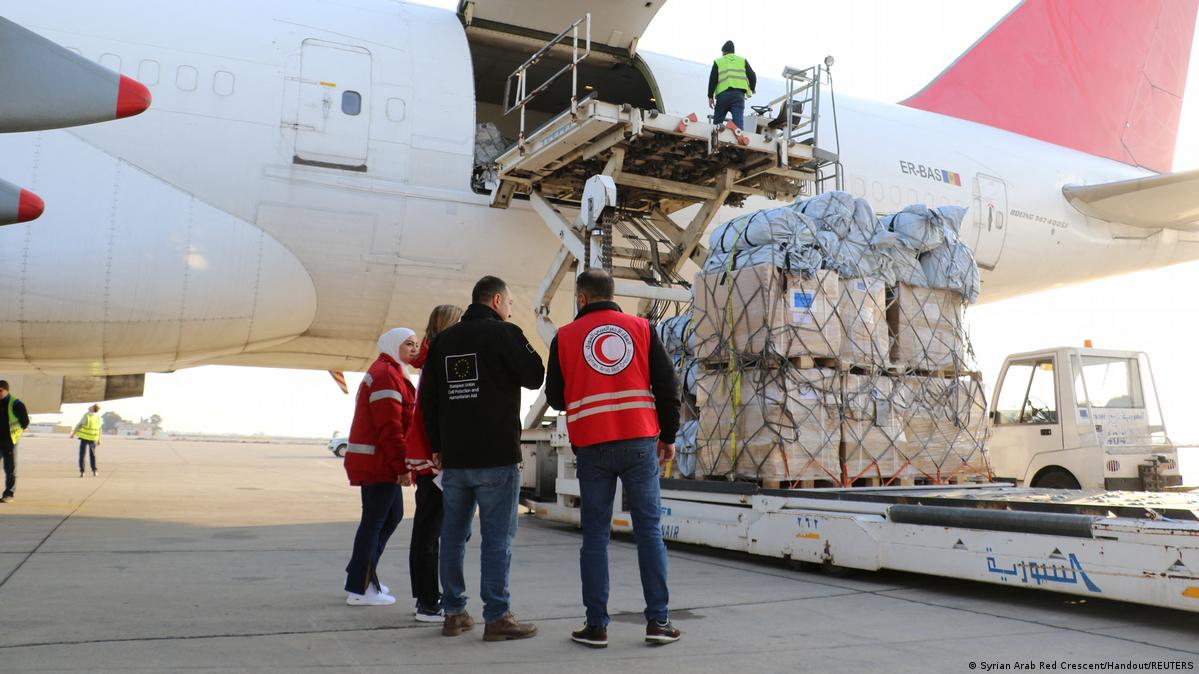 Llegan a Damasco dos aviones de ayuda humanitaria de la UE – DW – 26/02/2023