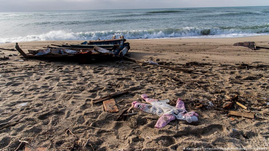 Survivors seek answers after boat disaster – DW – 03/22/2023