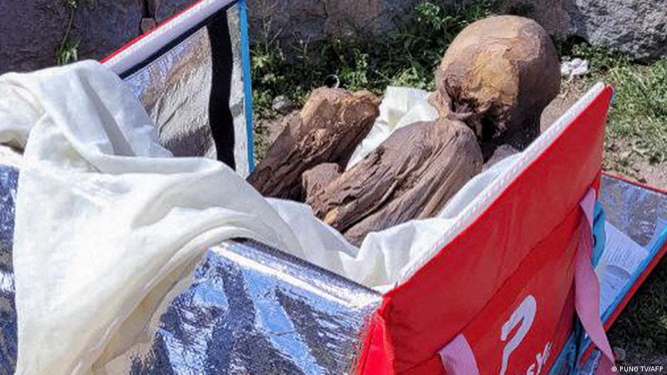 Hallan momia prehispánica en mochila de repartidor en Perú – DW – 28/02 ...