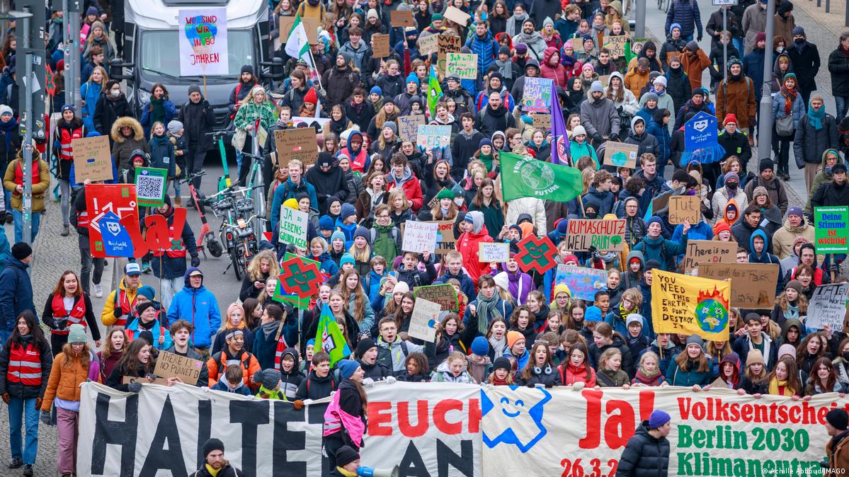 Germany: Climate activists demand better transport policy – DW – 03/03/2023