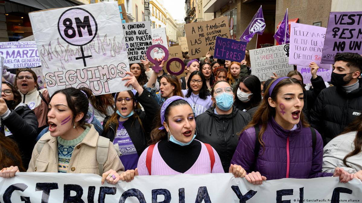 Spanish PM Sanchez announces planned gender-parity law – DW – 03/04/2023