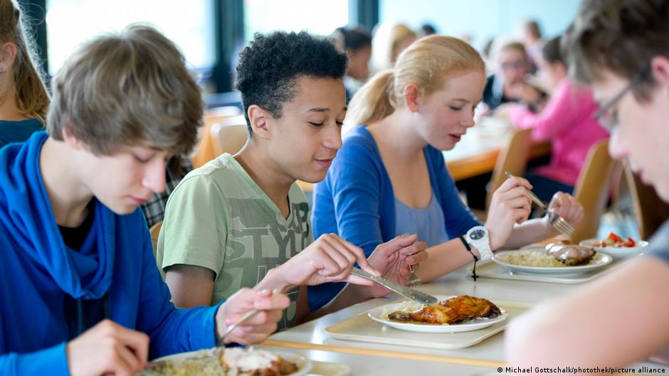 Germany: Citizens' group backs national free-lunch program