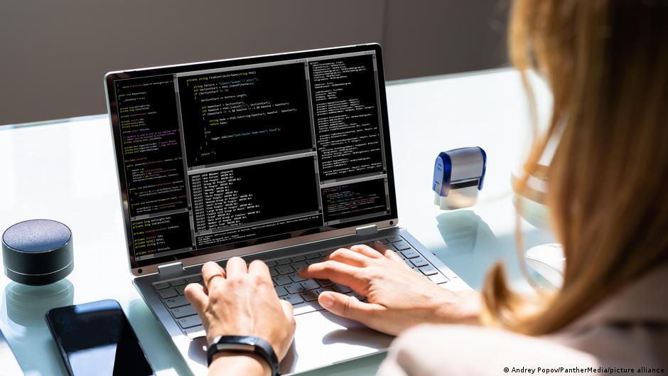 Women in tech: 'The bias is real' – DW – 03/08/2023