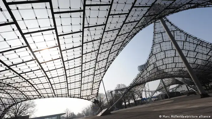 Close-up of the filigree roof of Mu