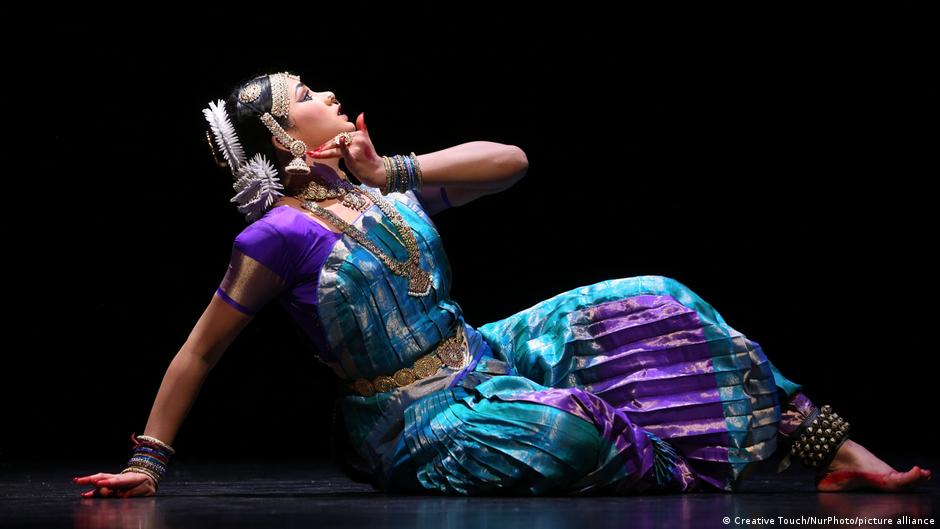 Telling stories through song, dance and shadows – DW – 03/16/2023