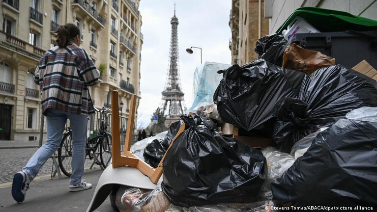 Paris drowns in garbage amid strikes – DW – 03/16/2023