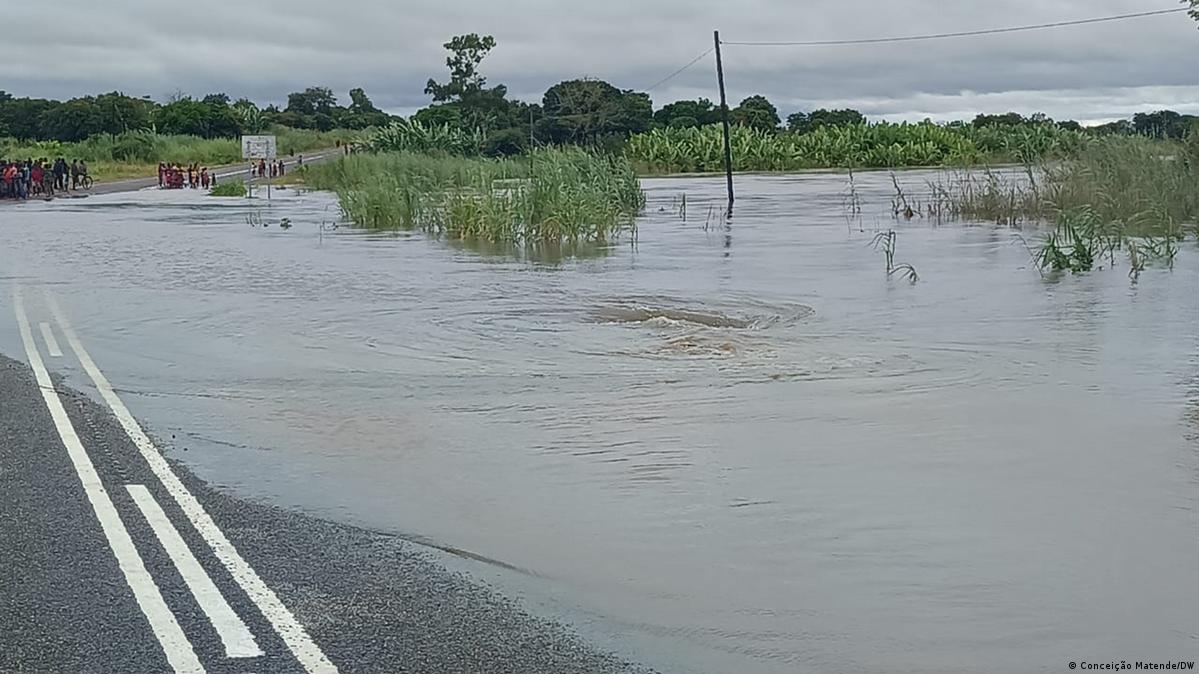 Moçambique: Cheias cortam EN1 e ferrovia do porto da Beira – DW – 17/03 ...