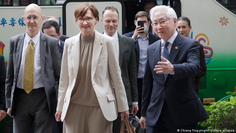 German minister makes landmark visit to Taiwan – DW – 03/21/2023