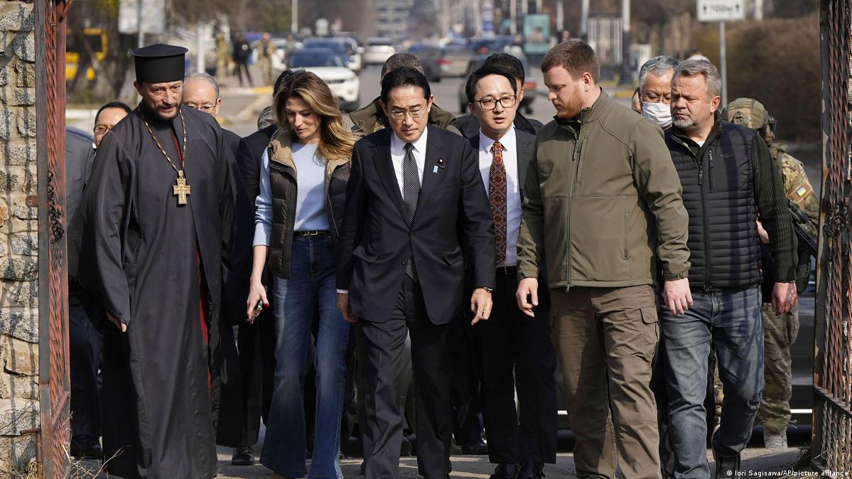 Primer ministro de Japón llega a Kiev en “visita histórica” – DW – 21 ...