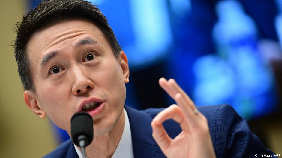 美国众院通过TikTok法案 周受资拍片回应 – DW – 2024年3月14日