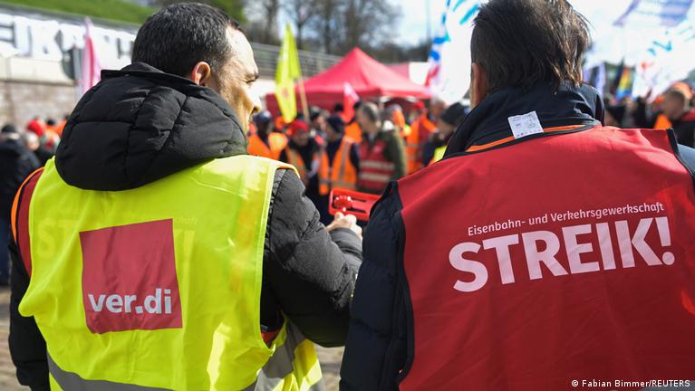 German unions, employers reach public sector pay agreement – DW – 04/23 ...