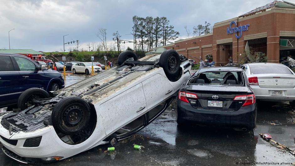US: Major tornado hits Arkansas capital Little Rock – DW – 04/01/2023