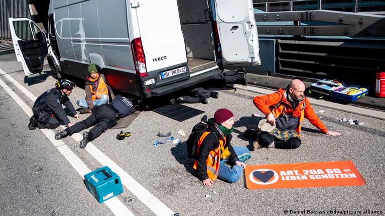 Climate activists block key traffic points in Hamburg – DW – 04/06/2023
